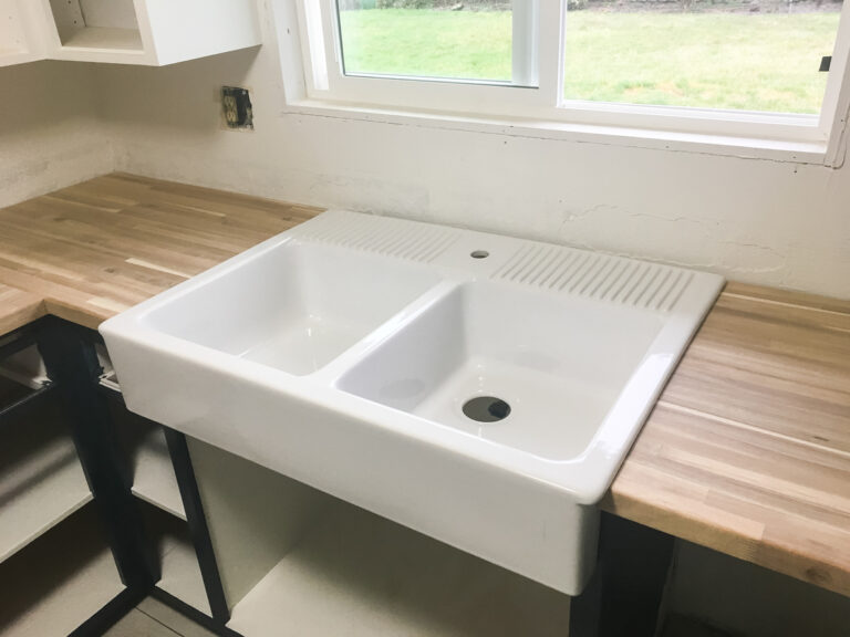 What is a Farmhouse Sink: Beginners Guide to Farmhouse Sinks | Badeloft