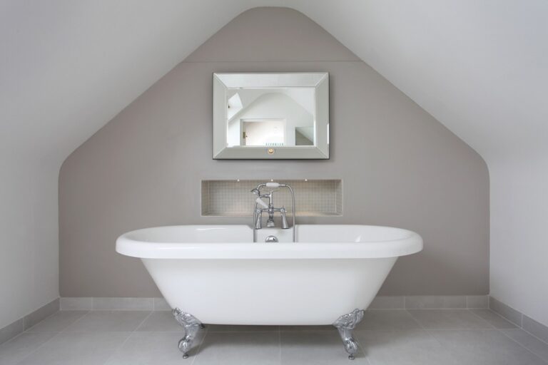 What is a Clawfoot Tub? 2022 Guide to Clawfoot Tubs | Badeloft