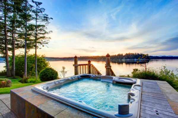 What is a Whirlpool Tub: Everything you Need to Know | Badeloft